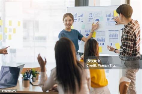 비즈니스 미팅 브레인 스토밍 컨퍼런스 룸 워크샵 활동에서 마케팅 비즈니스 계획에 대한 아이디어를 공유하는 프리젠 테이션 프리젠테이션 연설에 대한 스톡 사진 및 기타 이미지