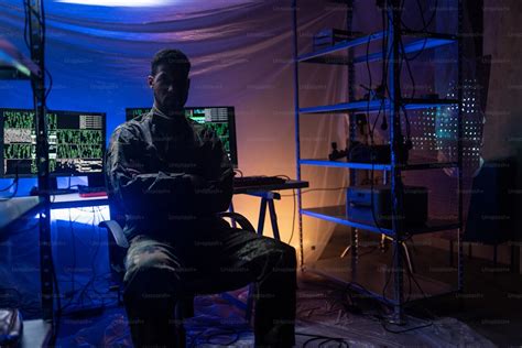 Un Hacker Anonyme Dans Luniversité Militaire Sur Le Dark Web Concept De Cyberguerre Photo L