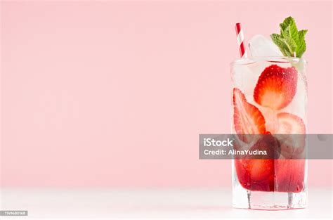 부드러운 현대 분홍색 배경에 향신료 열매 얼음 조각 민트와 줄무늬 밀 짚과 신선한 딸기 칵테일 복사 공간 0명에 대한 스톡 사진 및 기타 이미지 Istock
