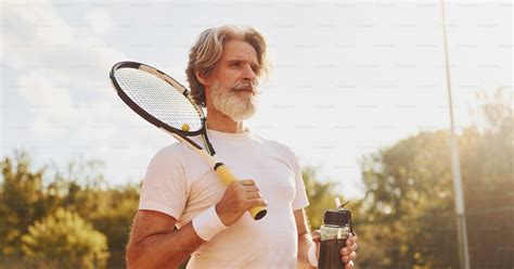 라켓을 들고 낮에 테니스 코트에서 야외에서 라켓을 든 시니어 모던 세련된 남자 사진 Unsplash의 건강한 라이프스타일 이미지