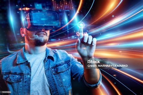 가상 현실 Vr의 안경을 가진 남자의 초상화 가상 화면과 상호 작용 합니다 미래의 개념은 현실 가상 현실의 인터페이스를 보완 응용 프로그램입니다 360도 촬영에 대한 스톡