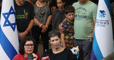 풀려난 85세 인질 “거미줄 같은 터널 속 젖은 땅을 수 킬로미터 걸었다”