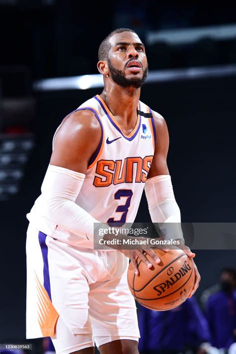 Chris Paul of the Phoenix Suns shoots a foul shot against the... News Photo - Getty Images