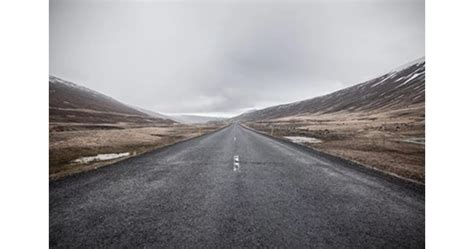 Движението по пътя Калотина София се извършва в една лента заради аварирал ТИР