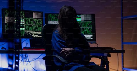 밤에 어두운 방에서 컴퓨터로 두건을 쓴 익명의 해커 여성 사이버 전쟁 개념 사진 Unsplash의 소스 코드 이미지