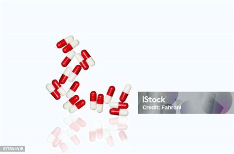 레드 화이트 항생제 캡슐 약 복사 공간 및 클리핑 패스와 흰색 배경에 고립 약물 저항 합리적인 개념 항생제 약물 사용 0명에 대한 스톡 사진 및 기타 이미지 Istock