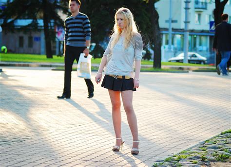 ФотоМафия • Девушка в мини юбке на каблуках • Клуб фотоохотников на девушек