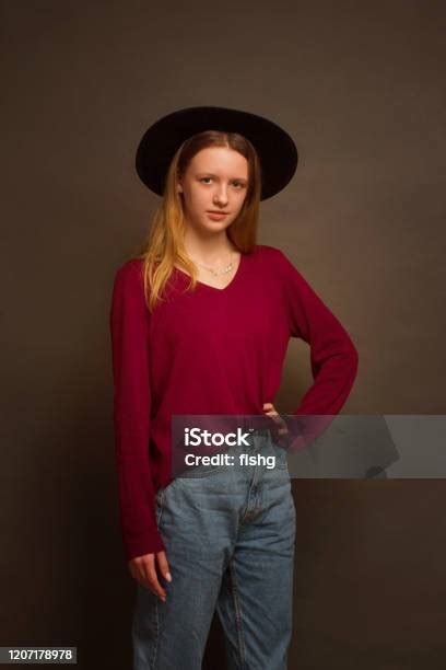 빨간 스웨터와 청바지에 그려진 금발 머리와 스튜디오에서 여자의 초상화 검은색에 대한 스톡 사진 및 기타 이미지 검은색 광대한 모자 모자류 Istock