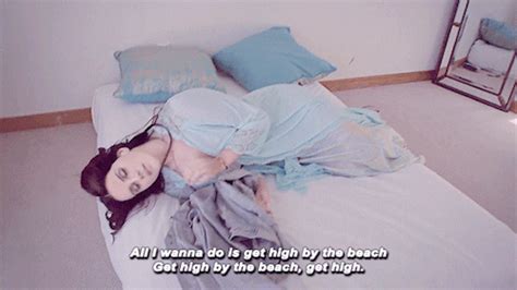 Kebaya Sendat Sepatu Merah