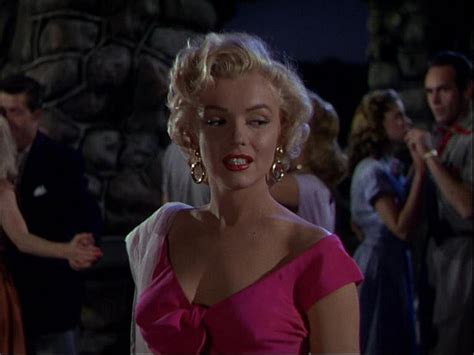 The Style Essentials Marilyn Monroe Is In The Pink For 1953s Niagara