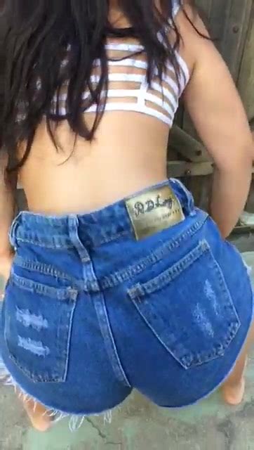 청바지 반바지를 입고 무릎을 꿇고 엉덩이 밀기 Cnn Amador