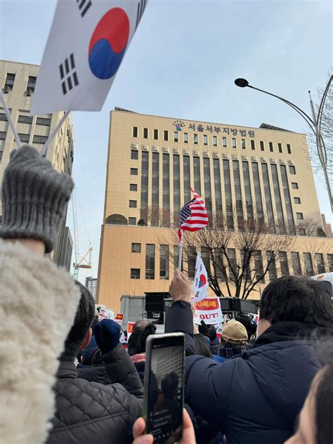 어제 카페있는 쪽에서 도로도 안보이는채로 경찰벽에 갇혀있다가 사람 더 늘어나니까 경찰 밀고 우루루 도로까지 나와서 법원 정문앞까지 걸어갈때 찐 해방감을 느꼈다 정문앞에서