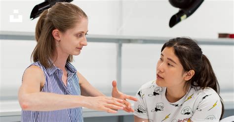 흰색과 파란색 줄무늬 탱크 탑에 검은 색과 노란색 전동 공구를 들고 있는 여자 사진 Unsplash의 무료 공학 이미지