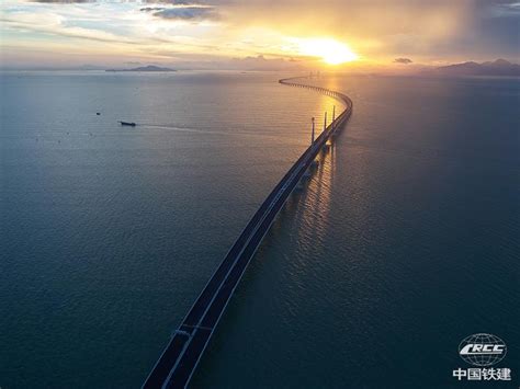 2018年10月24日，港珠澳大桥正式通车运营。