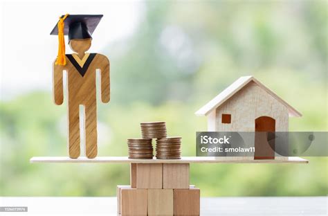 대학 교육 학습 해외 국제 아이디어입니다 학생 졸업 동전 및 나무 균형에 집 연구의 개념 돈을 비용 절약 수 주택 융자 현금