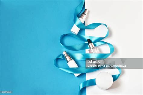 크리스마스 화장품 제품 청백색 배경에 모이스처라이저 크림 항아리와 세럼 병 파란색 리본 크리스마스 트리 모양 0명에 대한 스톡 사진 및 기타 이미지 Istock