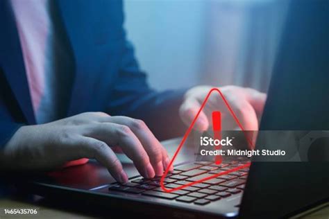 경고가있는 랩톱 컴퓨터를 사용하는 사업가 시스템 오류를 보여주는 경고 삼각형 가상현실에 대한 스톡 사진 및 기타 이미지 가상현실 경계 표지 노트북 Istock