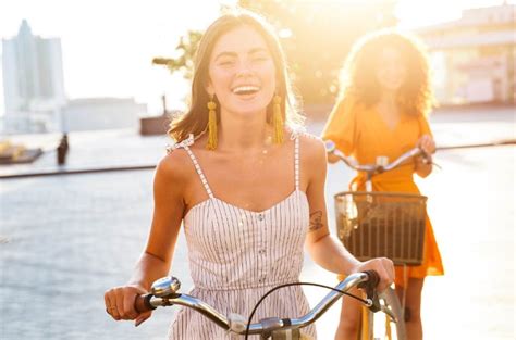 წარუმატებელი კაბები რომლებიც ყველაზე კაშკაშა ლამაზმანსაც კი “დეიდად” გადააქცევს ასეთის ჩაცმა