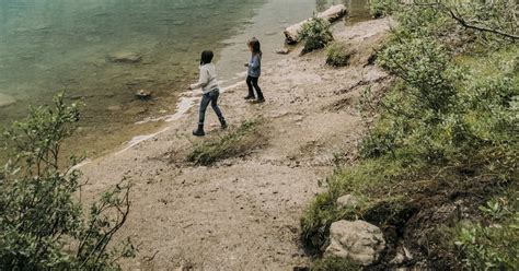 호숫가에 서 있는 두 사람 사진 Unsplash의 자연 이미지