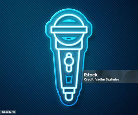 파란색 배경에 격리 된 빛나는 네온 라인 마이크 아이콘 공기 라디오 마이크 마이크에 스피커 기호입니다 벡터 일러스트레이션 0명에 대한 스톡 벡터 아트 및 기타 이미지