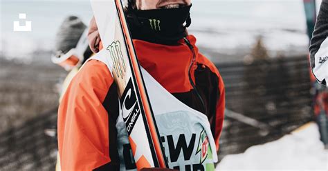 빨간 재킷과 흰 헬멧을 쓴 남자가 낮에 흰색과 빨간색 스노우 보드를 타고 있습니다 사진 Unsplash의 무료 의류 이미지