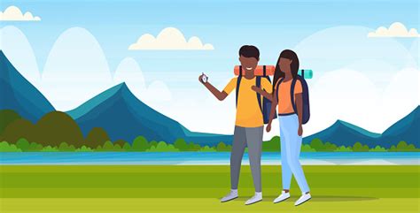 커플 관광객 검색 방향 하이킹 개념 남자 여자 아프리카 계 미국인 여행자 하이킹 산 풍경 배경 전체 길이 수평 평면을 사용 하