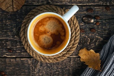 로프 코스터에 커피 한 잔 회색 스카프 참나무 잎과 오래된 갈색 나무 테이블에 커피 콩 0명에 대한 스톡 사진 및 기타 이미지 Istock