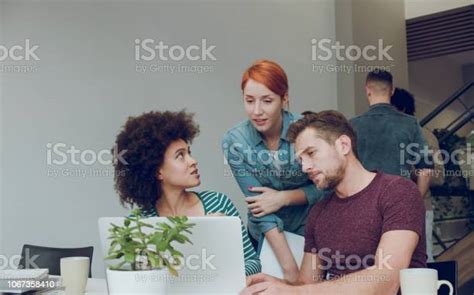 노트북을 사용 하 여 새 프로젝트에 일 하는 3 명의 사업 사람들 남성에 대한 스톡 사진 및 기타 이미지 남성 남자 남자 사업가 Istock