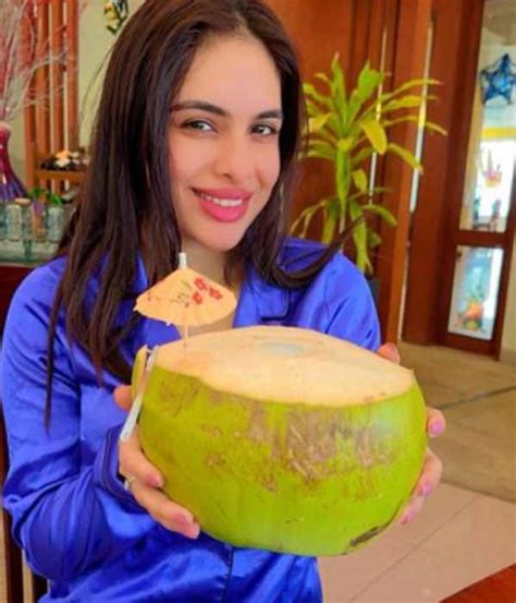 மலசயவல மசஜ டபலஸ வடயவய வளயடட பரபல நடக ஷககன ஃபனஸ Neha Malik