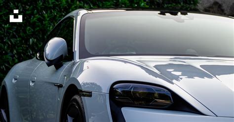 낮 동안 도로에서 흰색 포르쉐 911 사진 Unsplash의 무료 자동차 이미지