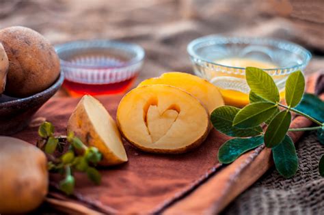 감자 주스의 페이스 팩 또는 감자 주스와 꿀로 구성된 황마 가방의 표면에 유리 그릇에 얼굴 마스크 전체 성분과 함께 피부 미백 용도에 사용됩니다 수평 낮은 각도 Diy에