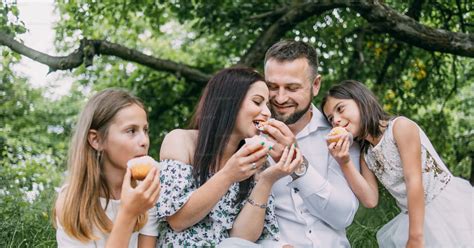 어린 딸과 함께 푸른 잔디에 앉아 컵 케이크를 맛보는 긍정적 인 부모 신선한 공기에서 여름 피크닉을 즐기는 행복한 가족 사진 Unsplash의 피크닉 이미지