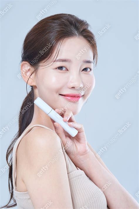 대한민국 한국사람 여성 여자 아름다운 뷰티 아름다움 클로즈업 스킨케어 이미지 Jv12613591 게티이미지뱅크