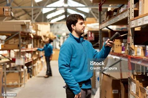 창고 작업자는 저장실에서 바코드 판독기를 사용합니다 철물점에 대한 스톡 사진 및 기타 이미지 철물점 칸 가구 바코드 스캐너 Istock