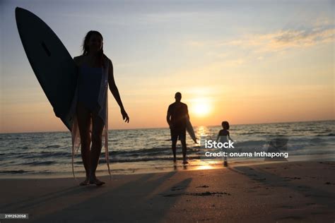 여름방학을 맞아 황금빛 석양이 지는 해변에서 해변놀이를 즐기는 아버지 어머니 아들로 구성된 행복한 가족입니다 행복한 가족과 휴가 개념 가족에 대한 스톡 사진 및 기타 이미지