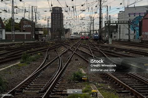 쾰른 중앙역에서 멀리 전기 배선이 있는 여객 열차 0명에 대한 스톡 사진 및 기타 이미지 0명 건축 기차 Istock