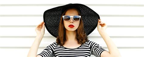 검은 둥근 여름 모자를 쓴 아름다운 여성 모델의 초상화 흰색 배경에 줄무늬 드레스 20 29세에 대한 스톡 사진 및 기타 이미지 20 29세 25 29세 개인 장식품