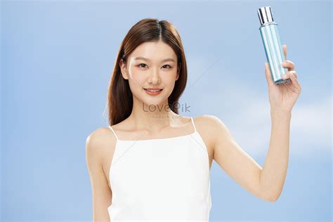 전시용 자외선 차단제 화장품을 들고 있는 아름다운 여성 사진 무료 다운로드 Lovepik