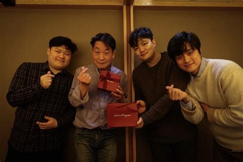 200117 천안 두정 쪽의 삿뽀로 일식집에서 2020년도 신년 하례식이 있었습니다 곽승호 선생님의 대학원 박사학위 취득 및 3년차 선생님들의 전문의 합격을 축하하는