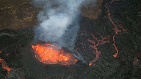 תיעוד מטורף הישראלי שהגיע לפתח הר געש פעיל ישראל היום