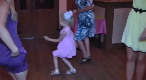 Девочка классно танцует Смотреть онлайн в поиске Яндекса по Видео