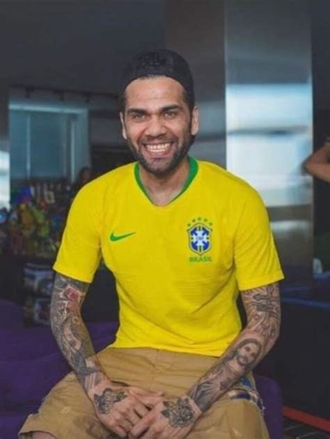 Daniel Alves Deve R 12 5 Milhões Para A Espanha