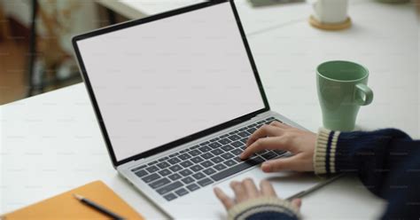 휴대용 작업 공간에서 머그잔과 문구류가 있는 모형 노트북으로 작업하는 여성 직원의 클로즈업 보기 사진 Unsplash의 컴퓨터 키보드 이미지