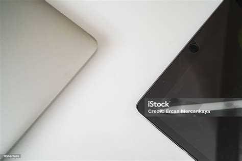 흰색 배경에 노트북과 태블릿 플랫 평신도 구성 홈 오피스 0명에 대한 스톡 사진 및 기타 이미지 0명 개념 공란 Istock