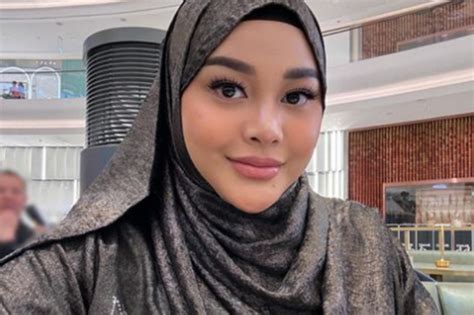 12 Artis Cantik Indonesia Yang Punya Gelar Haji