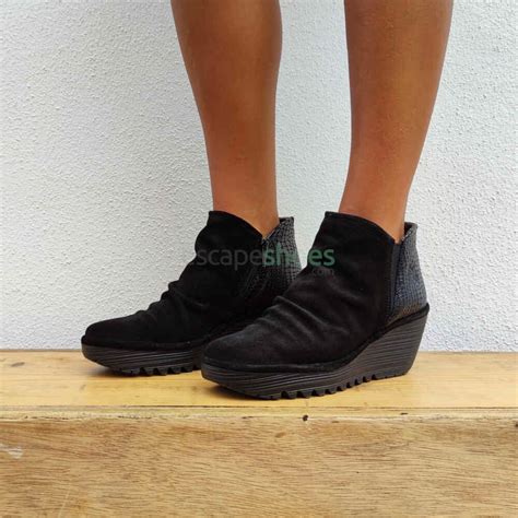 Botins Fly London Yamy266 Oil Suede Black P501266002