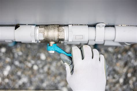 수돗물 수도꼭지를 들고 남성 배관공 작업자 설치 파이프 시스템 손 배관 검사 서비스 및 수리 가정 주방에 대한 스톡 사진 및 기타 이미지 Istock