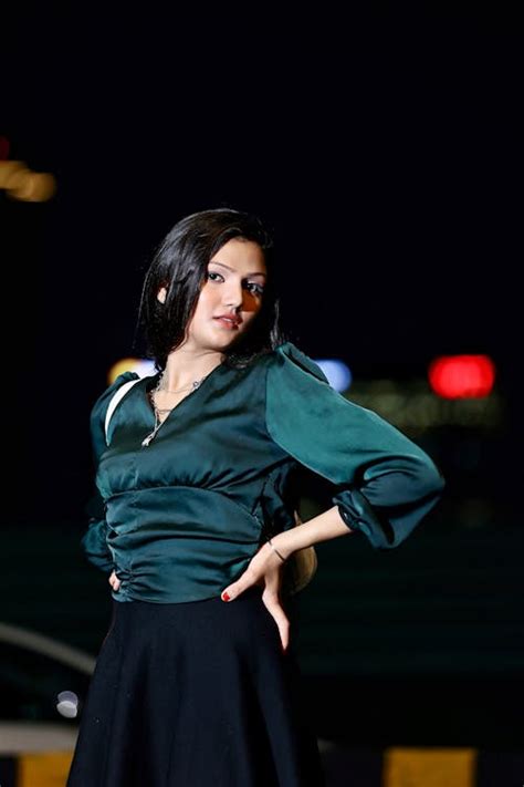 검은 머리 검은 상단 고정 머리 손 손 인간의 손 수직 쐈어 아름다운 여성 어두운 여성 포즈를 취하는에 관한 무료 스톡 사진