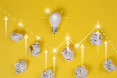 노란색 배경에 구겨진 사무실 용지와 흰색 전구와 새로운 아이디어 개념 세션 개념을 브레인스토밍하는 동안 창의적인 솔루션 플랫 레이 상단 보기 복사 공간 디자인에 대한 스톡