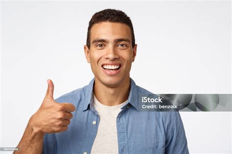 엄지 손가락 업을 보여주는 지원 잘 생긴 히스패닉 남자 같은 아이디어 미소 행복 승인 또는 제품 추천 긍정적인 피드백을 제공 당신과 함께 동의 품질에 만족 흰색 배경 개념에